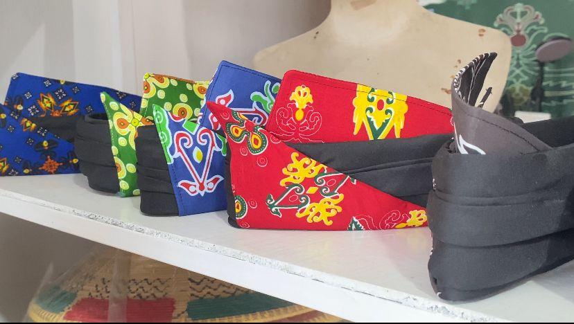 Sesingal, Topi Adat Tidung Dipadukan Motif Batik Lulantatibu, Jadi Ciri ...
