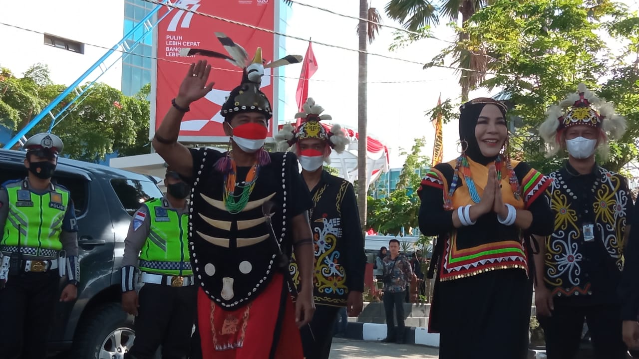 Pimpin Upacara HUT ke-77 RI, Gubernur Kaltara Pakai Baju Adat Dayak ...