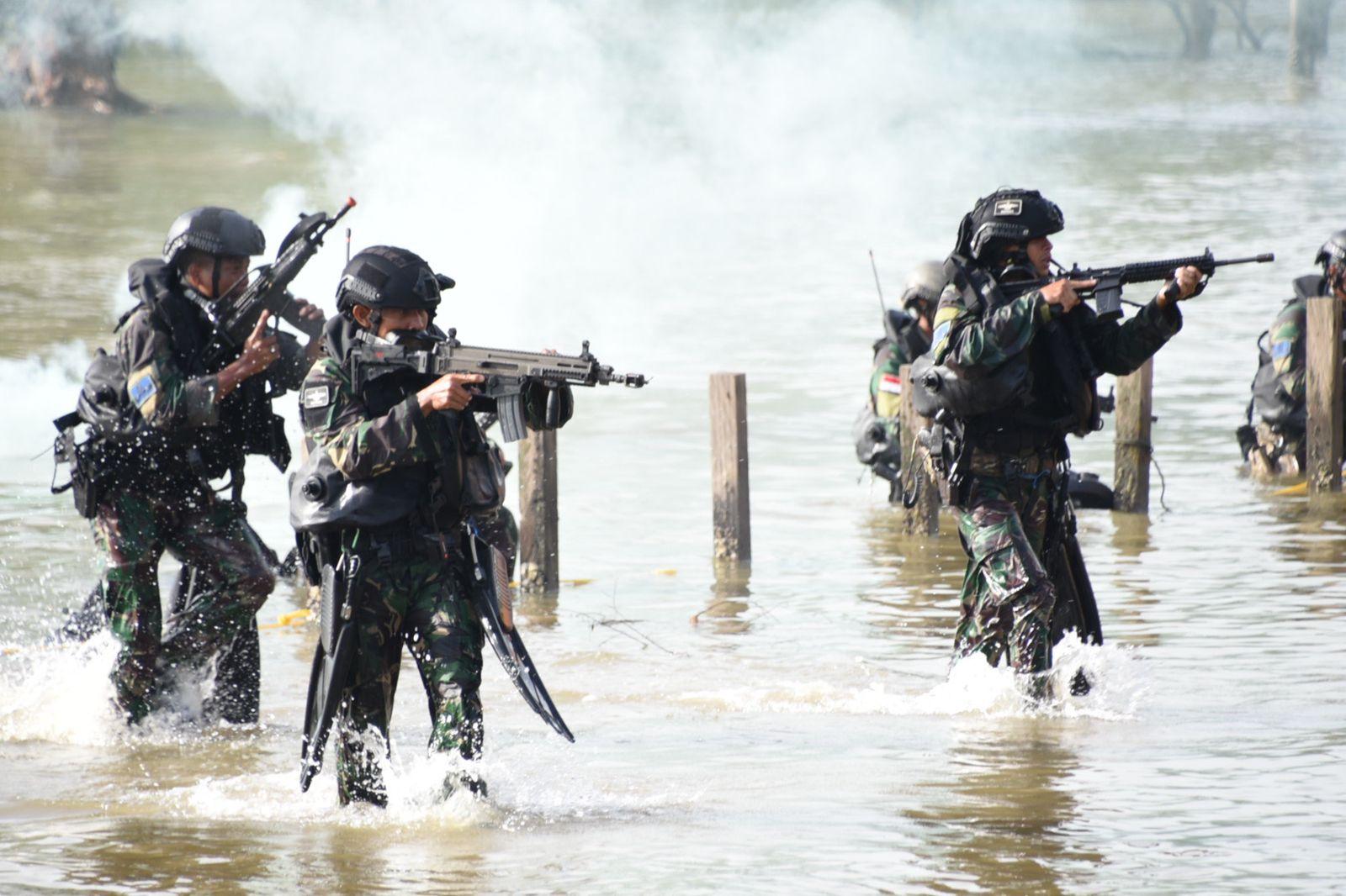 Prajurit Kopaska TNI AL Gelar Latihan Perang di Pantai Amal Tarakan ...