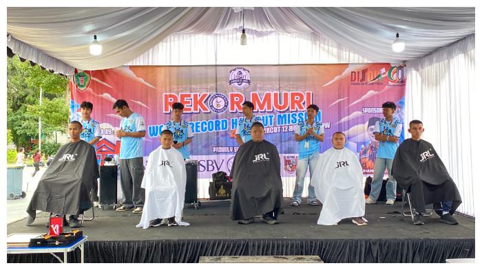 Rekor MURI Potong Rambut 12 Jam Nonstop oleh Muhammad Andi Capster ...