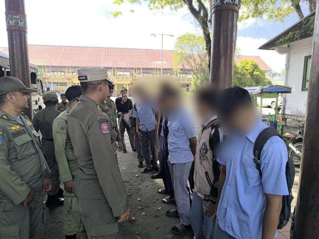 Pelajar di Palangka Raya Terjaring Razia Satpol PP Bolos Jam Sekolah di Stadion Sanaman Mantikei ...