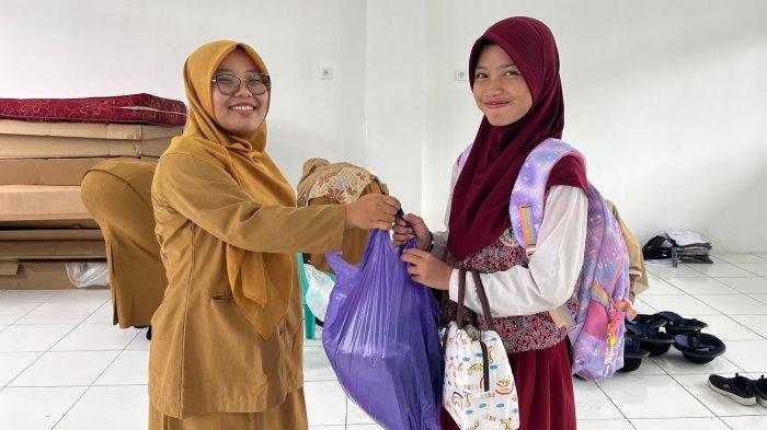 Siswa di Balikpapan Kaltim Mulai Terima Seragam Sekolah Gratis - Tribunkaltim.co