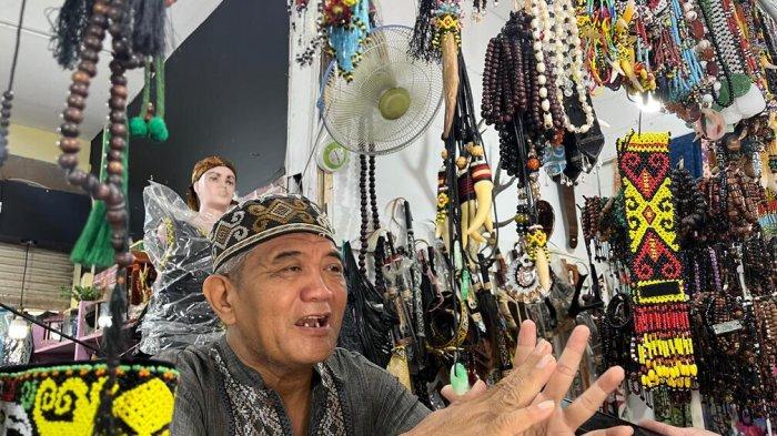 Kisah Paji Warsono dan Ketekunannya di Citra Niaga Samarinda, dari Lapak ke Suvenir Khas ...