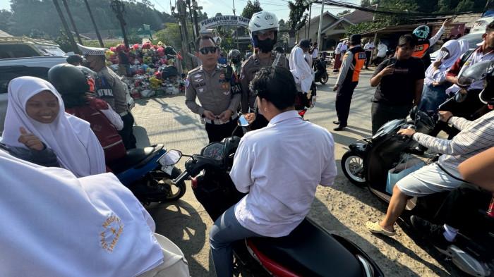 Sejumlah Pelajar di SMA Negeri 4 Samarinda Terjaring Razia, Tak Punya SIM dan Luput Pakai Helm ...