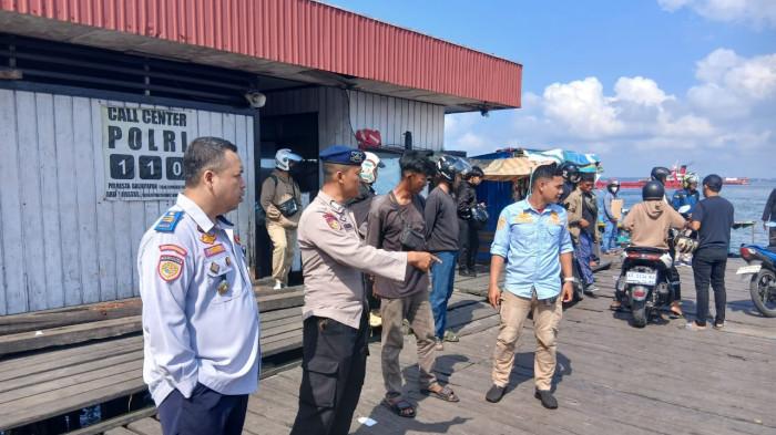 Polisi Edukasi Keselamatan Berlayar ke Pengguna Jasa Klotok di Kampung Baru Balikpapan ...