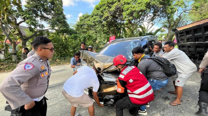 Brimob Kaltim Evakuasi Kecelakaan di Tanjakan Wika Akibat Truk Tak Kuat Menanjak - Tribunkaltim.co