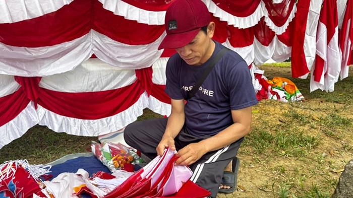 Bendera Merah Putih Jadi Nafkah, Perjuangan Penjual Musiman di Jalanan ...