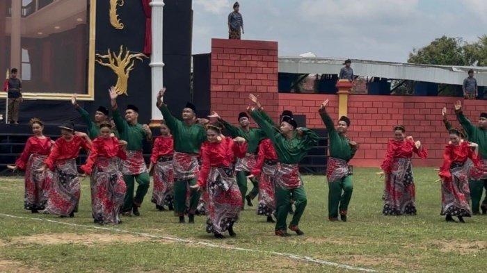 Foto-Foto: Pembukaan Erau Adat Kutai 2025, Pendirian Tiang Ayu hingga ...