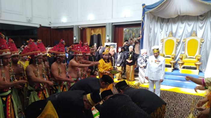 Tiang Ayu Direbahkan, Tanda Berakhirnya Festival Erau Adat Kutai 2025 ...