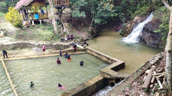 Wisatawan Nikmati Sensasi Mandi di Kaki Gunung Muncung, Wisata Air ...