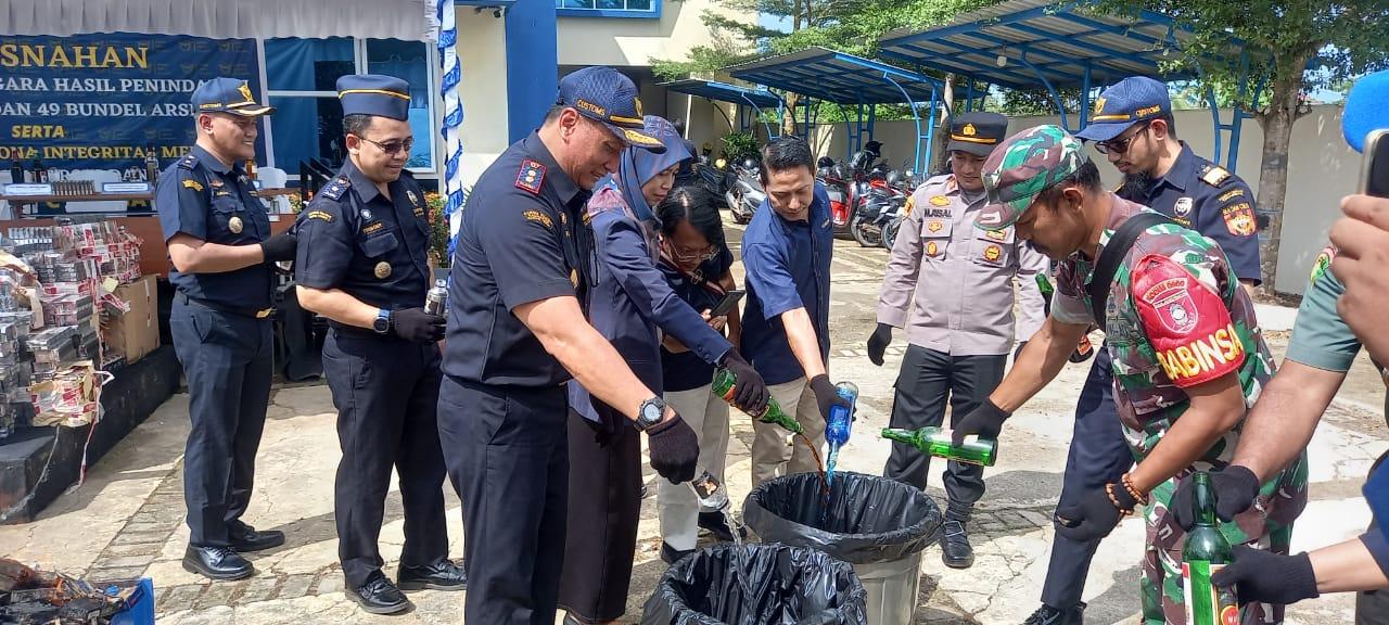 Bea Cukai Sangatta Musnahkan 69 Botol Alkohol dan 369.320 Batang Rokok ...