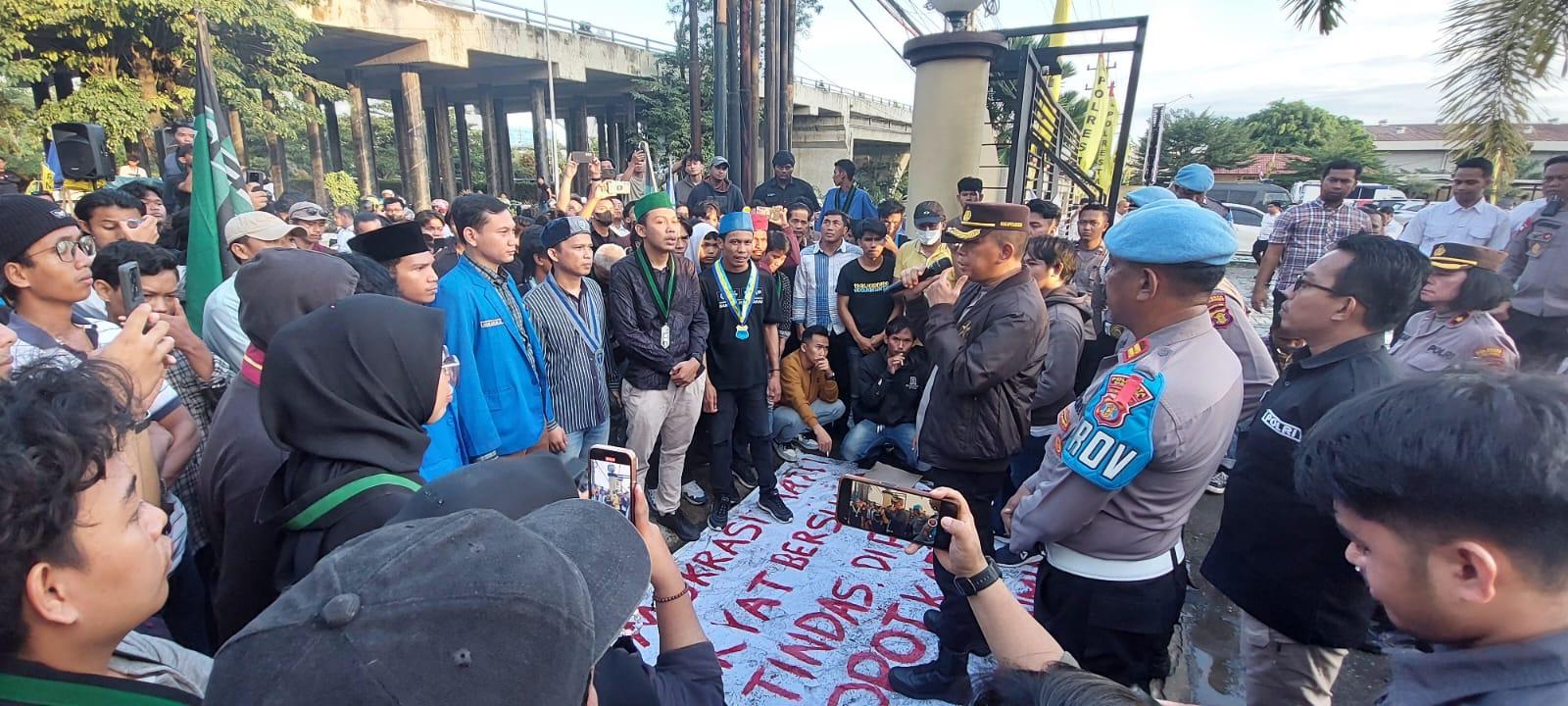 Mahasiswa Coba Robohkan Pagar Mapolresta Samarinda, Kecam Tindakan ...