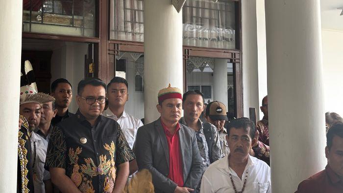 Audiensi dengan Bupati Kukar, Warga Adat Penyelesaian Masalah HGU dan IUP PT BDAM - Tribunkaltim.co