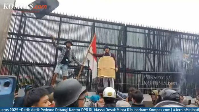 Aksi Demo Berlangsung! Cek Keadaan dan Situasi Terkini di Depan Gedung DPR Hari Ini 25 Agustus ...