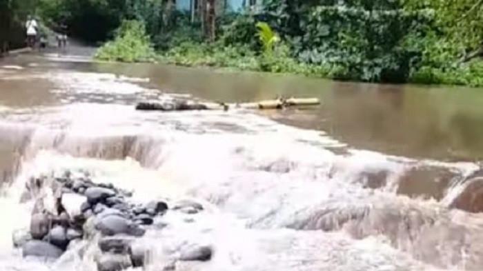 Sungai Pina Rangkat Manggarai Timur Dilanda Banjir, Anak Sekolah ...