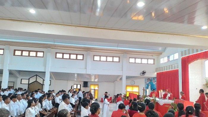 347 Umat Katolik di Paroki St. Yohanes Pemandi Buraen Terima Sakramen ...