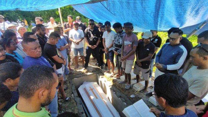 Ratusan Pelayat Mengantar John Lewar Menuju Peristirahatan Terakhir ...