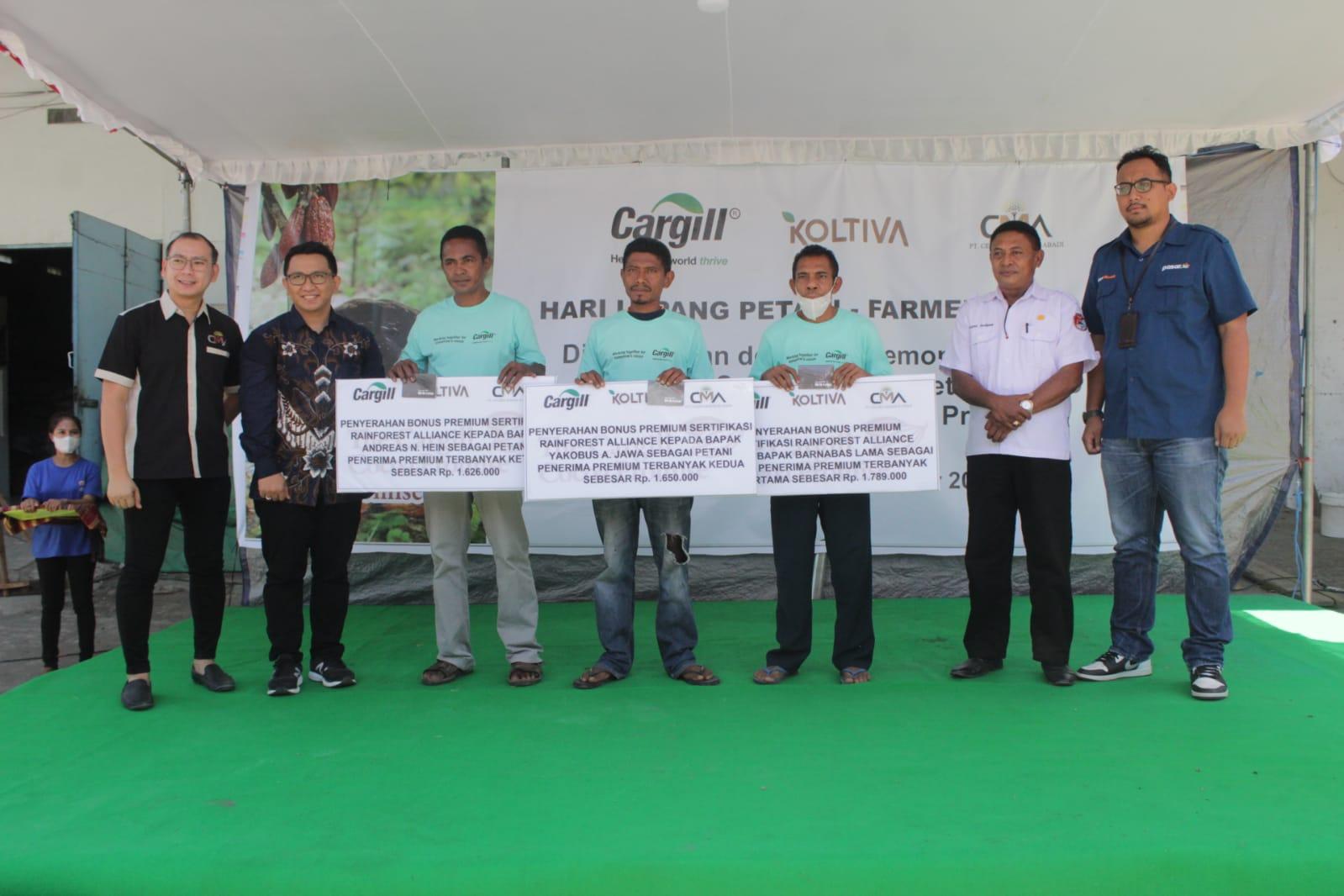 Tiga Petani di Sikka Terima Bonus Premium Sertifikasi dari PT Cargil ...