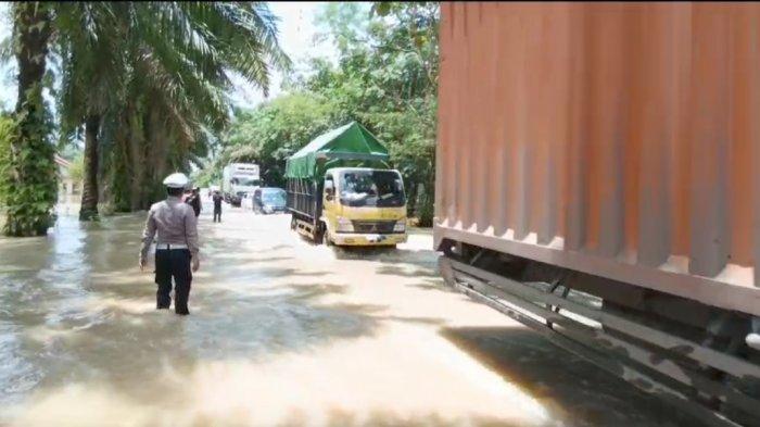 Puluhan Kendaraan Mogok karena Nekat Terobos Banjir di Jalinsum Tulangbawang - Tribunlampung.co.id