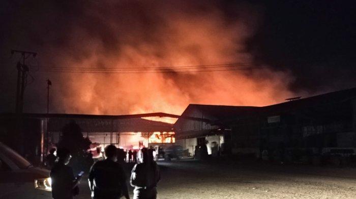 Sudah 3 Jam Pemadam Kebakaran Berjuang Padamkan Api yang Melahap Pabrik ...