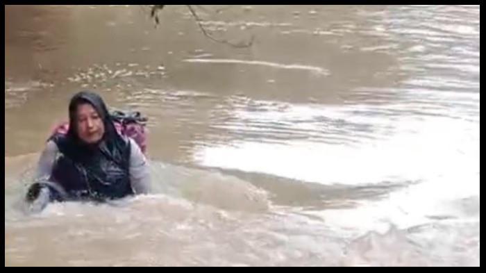 Viral Bidan Dona Nekat Berenang Arungi Sungai Deras Demi Mengobati Pasien - Tribunlampung.co.id