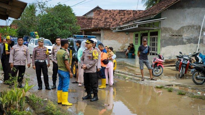 Wakapolres Pringsewu Tinjau Wilayah Terdampak Banjir - Tribunlampung.co.id