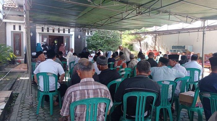 Pejabat hingga Masyarakat Melayat ke Rumah Duka Mantan Bupati Mesuji ...