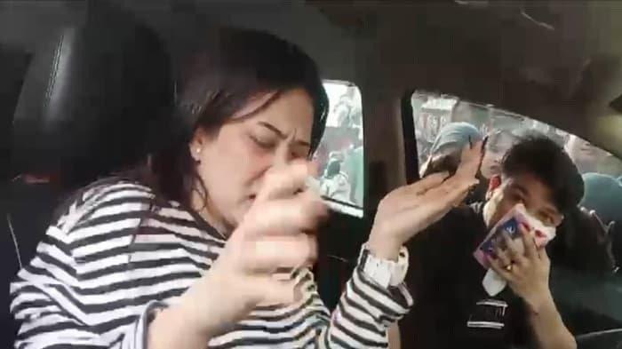 Murka Pergoki Suami PNS Selingkuh Dalam Mobil, Istri Sah Pecahkan Kaca lalu Pingsan ...