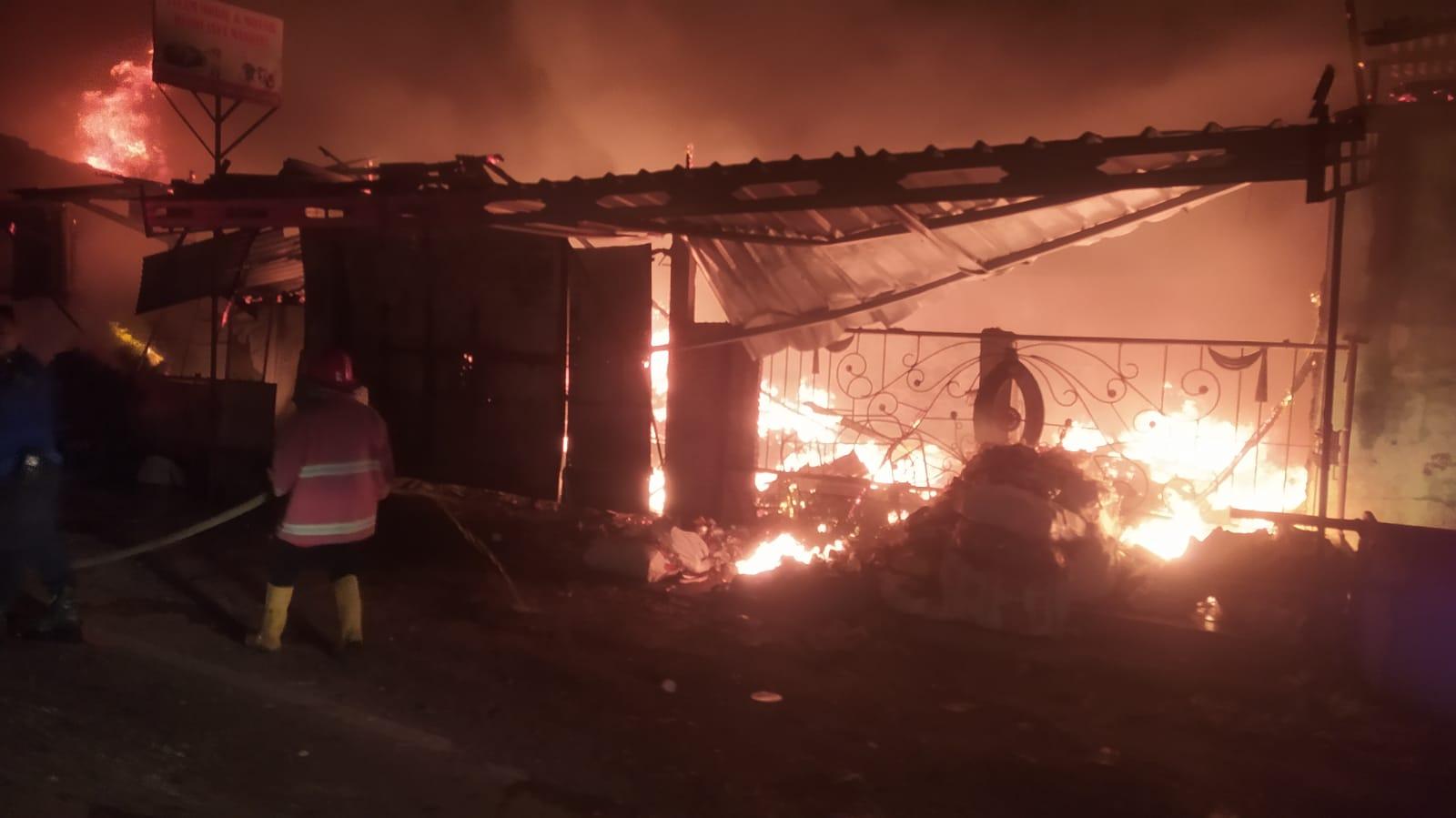 Gudang Rongsok di Panjang Kebakaran, Diduga karena Korsleting Listrik - Tribunlampung.co.id