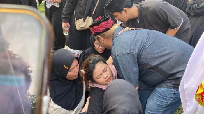 Anak Sulung Mpok Alpa Menangis sampai Pingsan di Samping Makam Ibunya - Tribunlampung.co.id