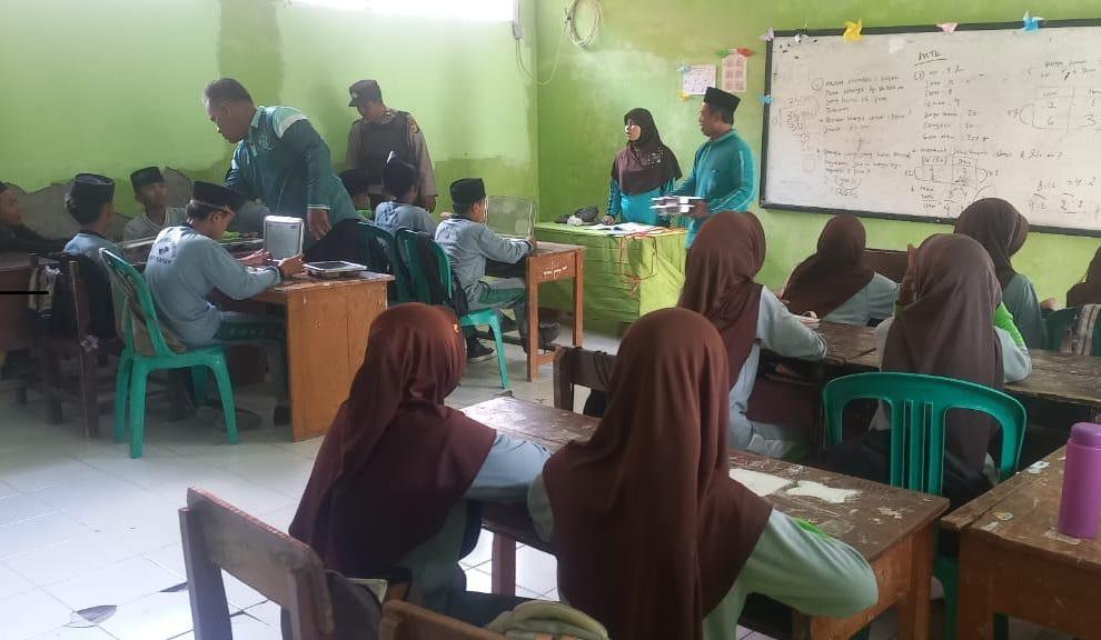 Monitoring Pembagian MBG, Polsek Buay Bahuga Pastikan Berjalan Efektif ...