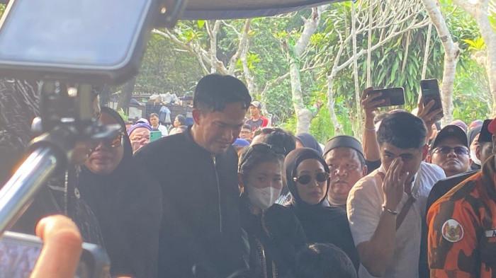 Suara Suami Mpok Alpa Bergetar saat Mengumandangkan Azan di Liang Lahat ...