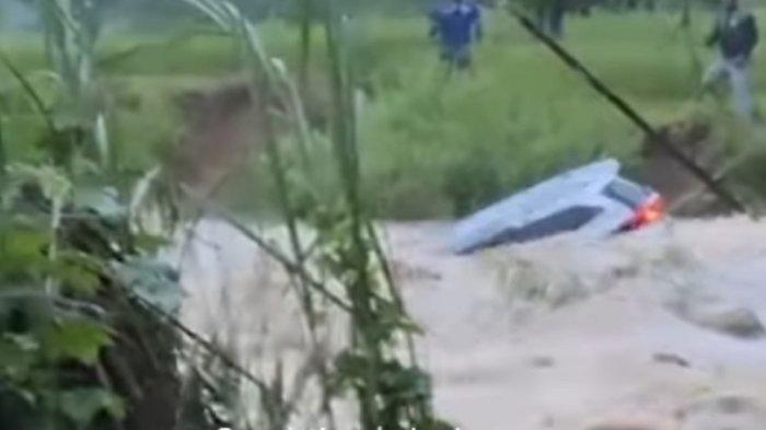 Heboh Penyelamatan Sopir Mobil Hanyut Terseret Arus Banjir di Bekasi ...