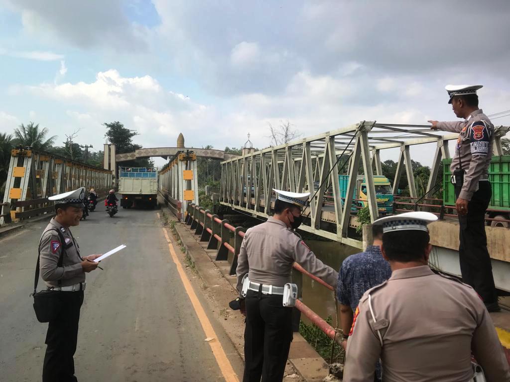Tinjau Jembatan Way Sekampung, Satlantas Polres Pesawaran Lampung Minta Dipasang Rambu ...