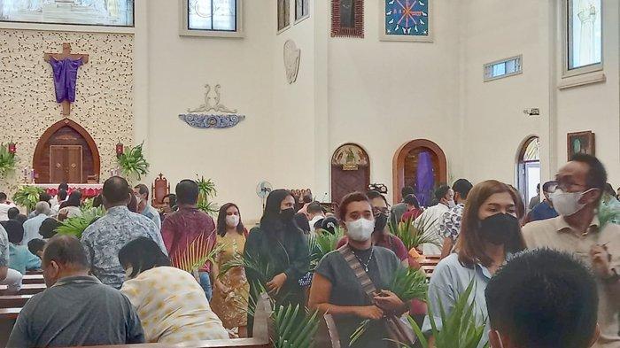 Romo Laurensius Maryono Pimpin Misa Minggu Palma di Gereja St. Maria ...
