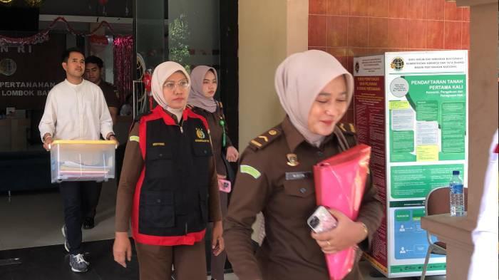 Kejari Mataram Geledah Kantor Pertanahan Lombok Barat Terkait Kasus Korupsi Aset Tanah Pemda ...