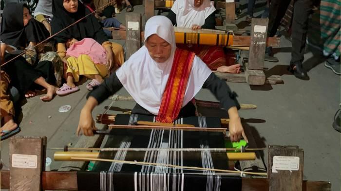 Tenun Pringgasela: Warnanya Tidak Luntur, Harga Bisa Capai Puluhan Juta - Tribunlombok.com