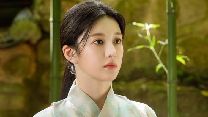 Profil Go Youn Jung Jadi Sorotan Usai 'Resident Playbook' Tamat ...