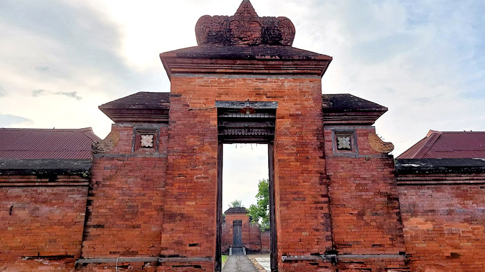 Pura Meru Cakranegara, Warisan Sejarah Hindu Tertua di Pulau Lombok ...