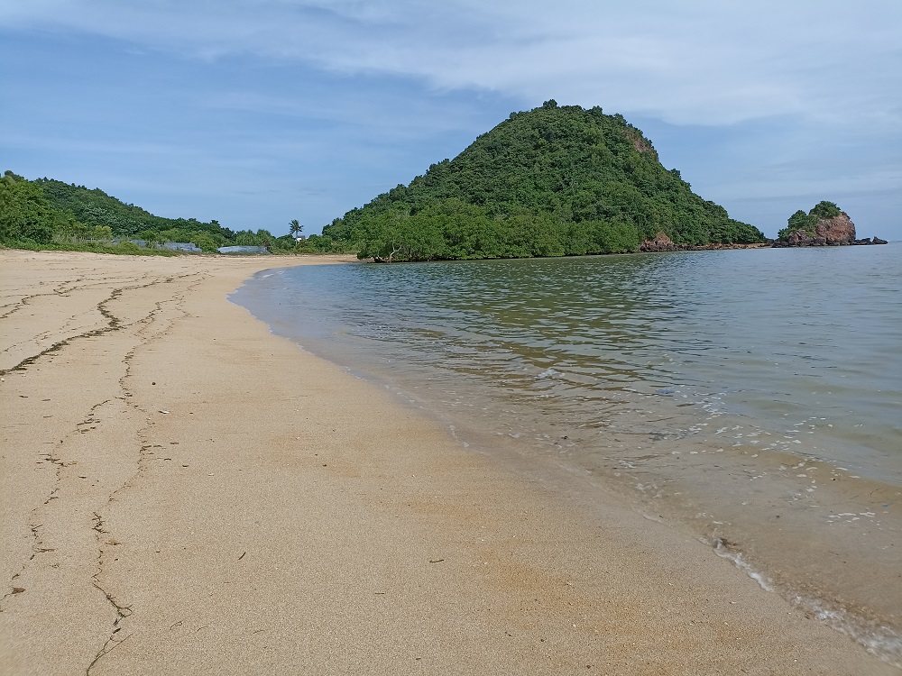 Pantai Benjon, Tempat Wisata Asri di Mandalika dengan Pasir Merica yang ...