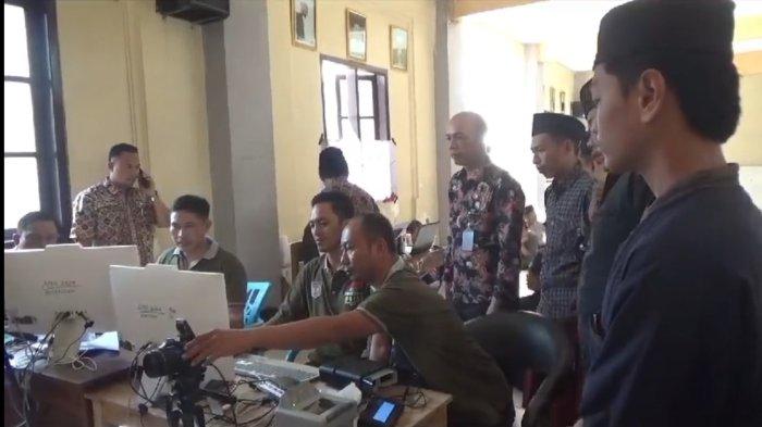 Jelang Pilkada, Dispenduk Capil Bangkalan Rekam E-KTP Hingga Akta ...
