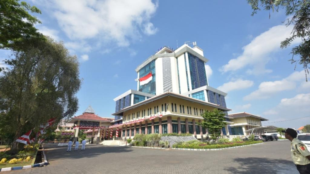 Aksi Spektakuler Mahasiswa UTM, Panjat Gedung Rektorat Demi Kibarkan ...