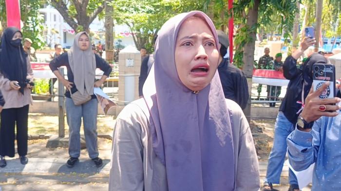 3 Kali Keguguran Akibat Kerja di PT Huadi Lalu Dipecat, Tangis Nengsih Pecah Cari Bupati ...