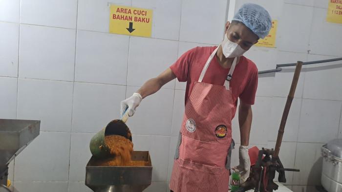 Pedas Rasanya Manis Untungnya, Cerita Sukses UMKM Lombok Kuning Simpati ...