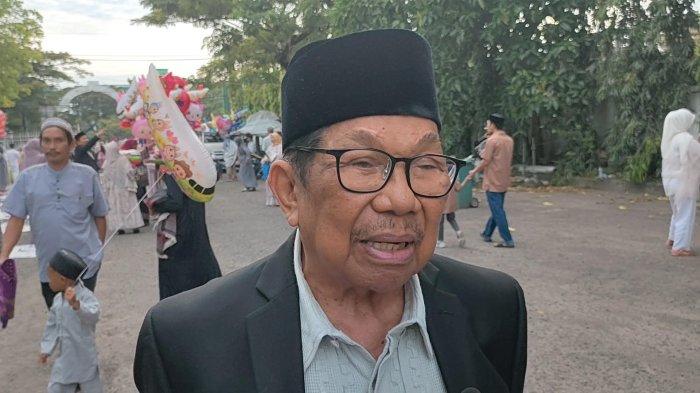 Founder Bosowa Aksa Mahmud Salat Id di Masjid Agung 45 Makassar ...