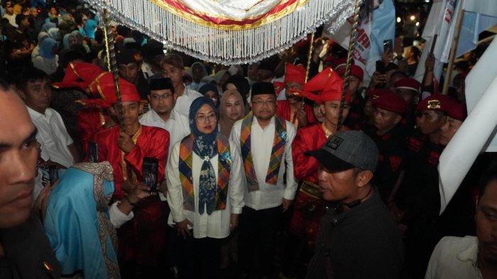 Husniah-Darmawangsyah Dipayungi Bak Raja, Disambut Angaru di Masjid ...