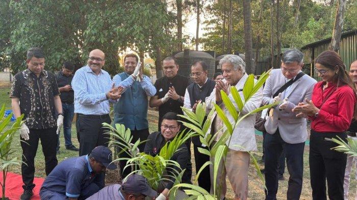 Simbol Kemanusiaan, Kepala BPOM Taruna Ikrar Tanam Pohon saat Kunjungan ...