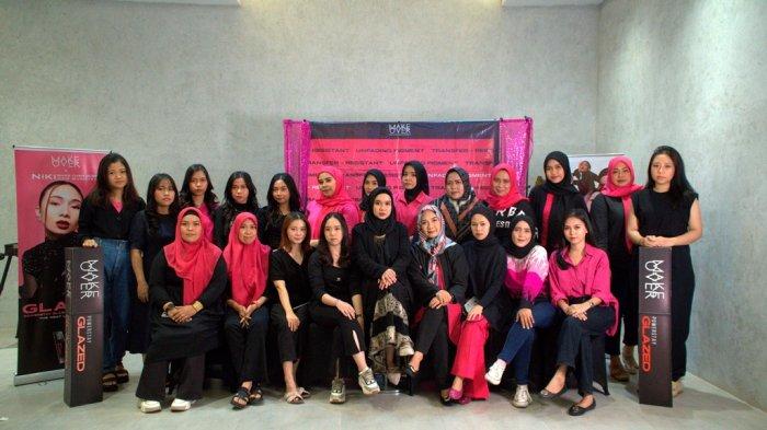 Foto Keseruan Mastery Class Make Over With MUA Giyar Previa - Tribun ...