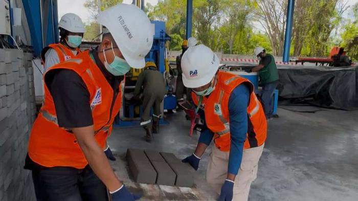 PLN Manfaatkan FABA PLTU Palu 3 Jadi Paving Block & Batako, Jadi Angin Segar bagi BUMDes Lero ...