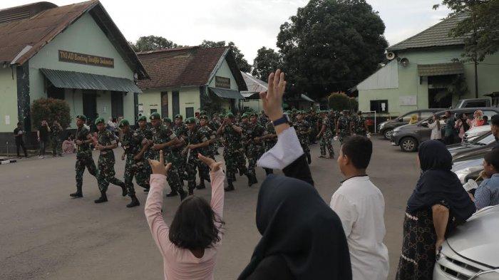 Foto Prajurit Tamtama TNI AD Disambut Keluarga di Bataliyon Zeni Tempur ...